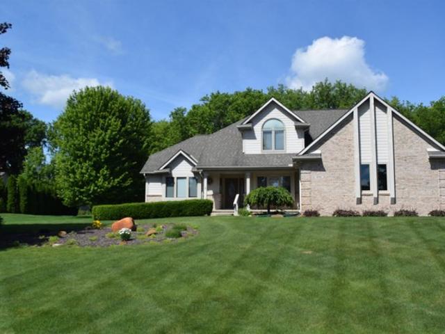 1037 Todd Ct, White Lake, MI 48383