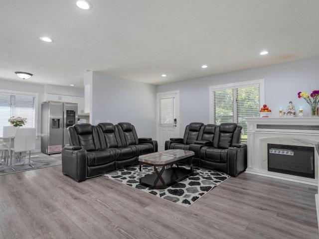1037 W Lindberg Street