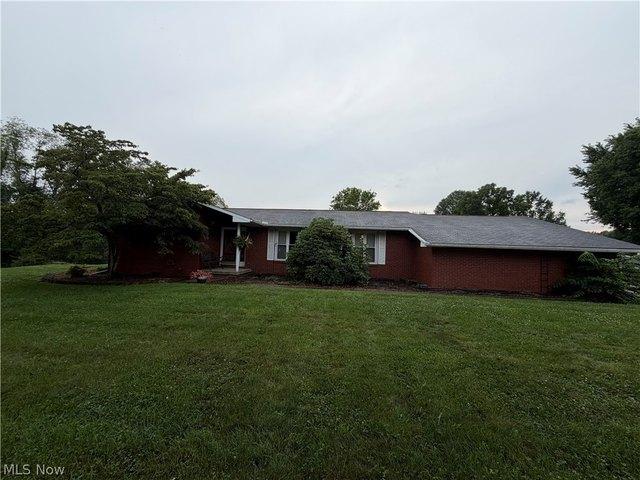 1038 College Dr SE, New Philadelphia, OH 44663