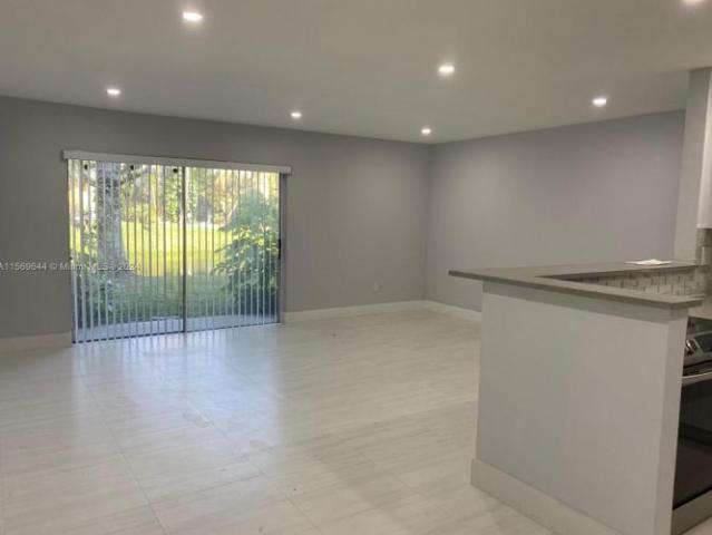 10391 N Kendall Dr #T4, Miami, FL 33176