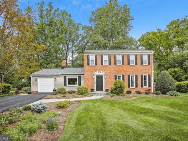 10396 Adel Rd, Oakton, VA 22124