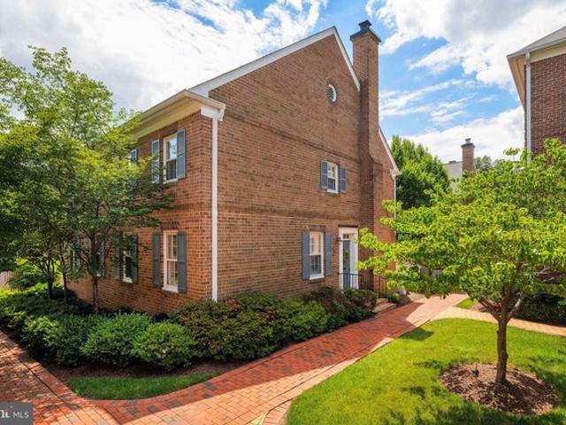 1039 N Pitt St, Alexandria, VA 22314