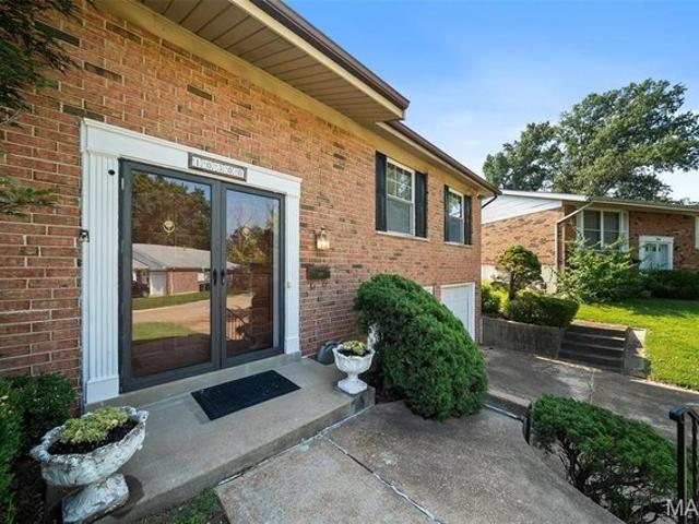 10300 Parkman Dr, Saint Louis, MO 63123