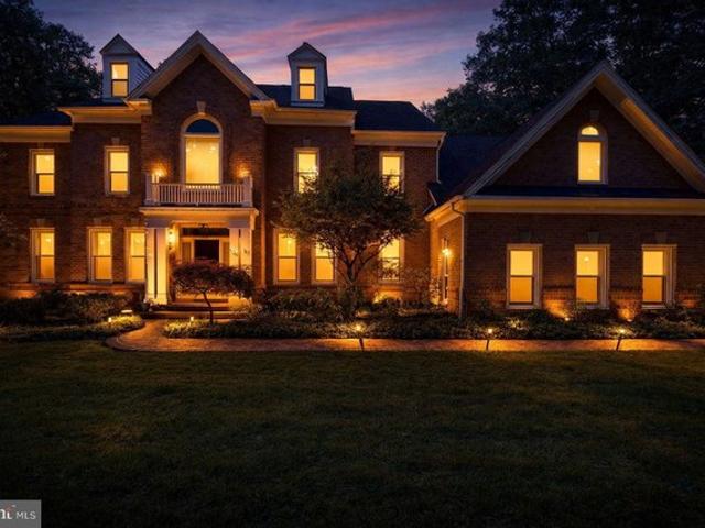 10301 Forest Maple Rd, Vienna, VA 22182