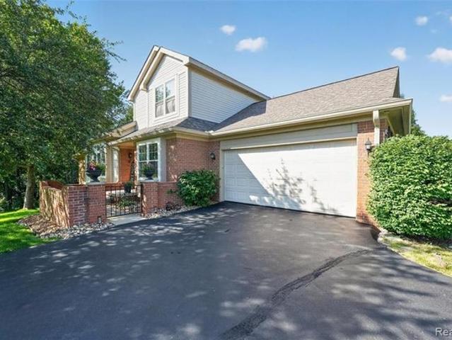 10301 Golfside Dr, Grand Blanc, MI 48439