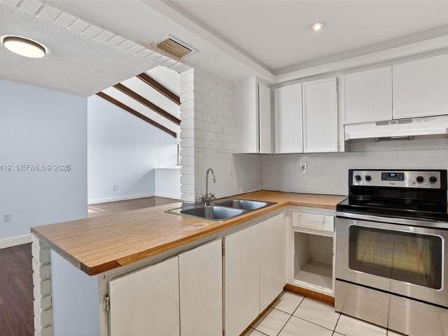 10302 NW 9th St Cir Apt 204, Miami, FL 33172