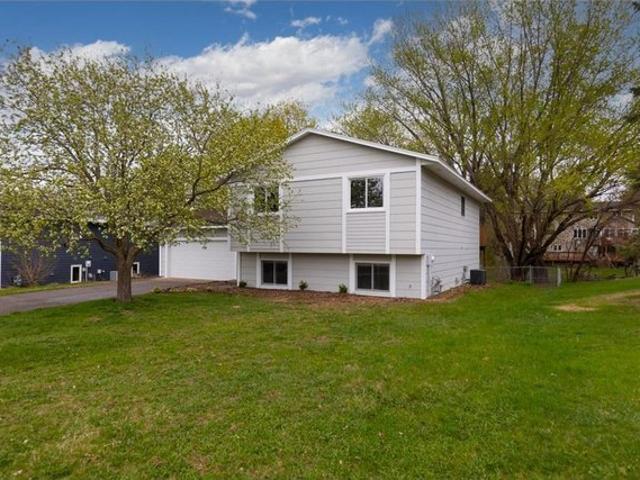 10307 Englewood Dr, Eden Prairie, MN 55347