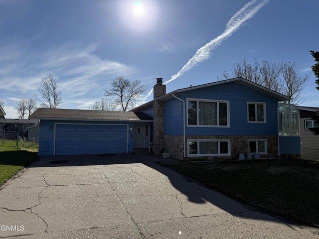 1030 Blackstone Ln, Beulah, ND 58523