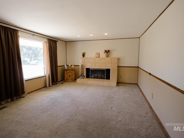 1030 E 18th N