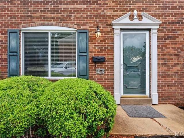 1030 Lacouer Dr, Kirkwood, MO 63122