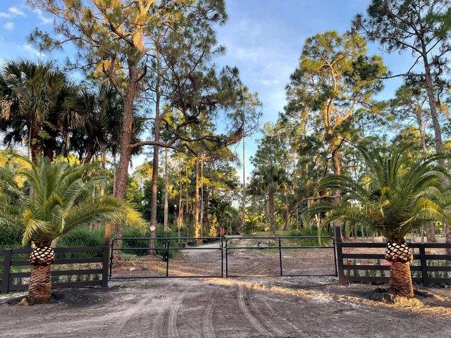 1030 Stallion Dr W, The Acreage, FL 33470