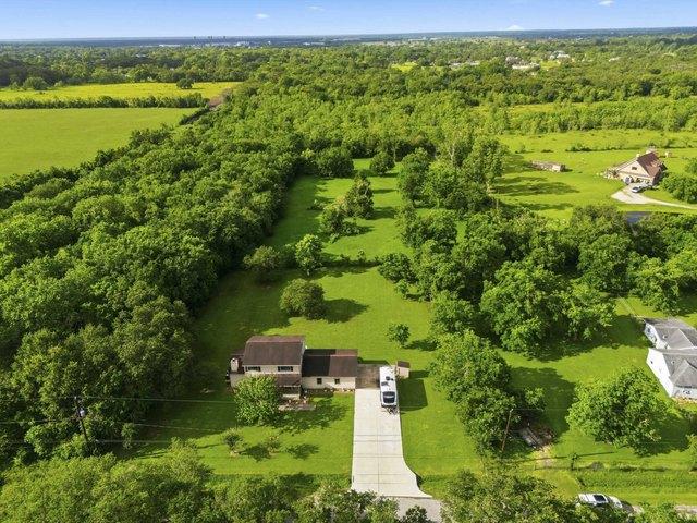 1030 th St, Santa Fe, TX 77510