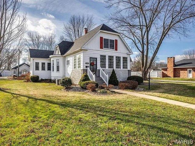 1030 W 6th St, Staunton, IL 62088