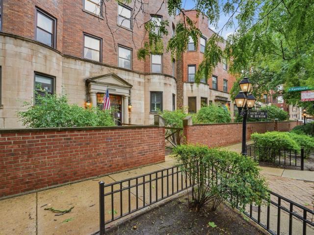 1030 W Byron Street # 3W