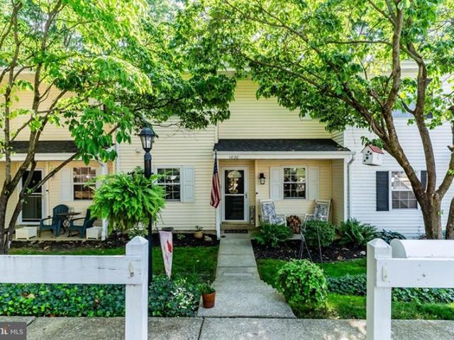 1030 W Foxcroft Dr, Camp Hill, PA 17011