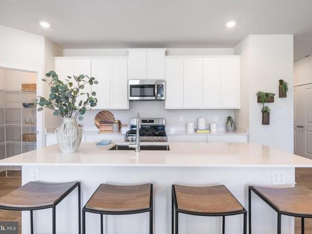 10319 Yosemite St, White Plains, MD 20695