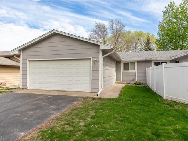 1031 Eastview Cir, Shakopee, MN 55379
