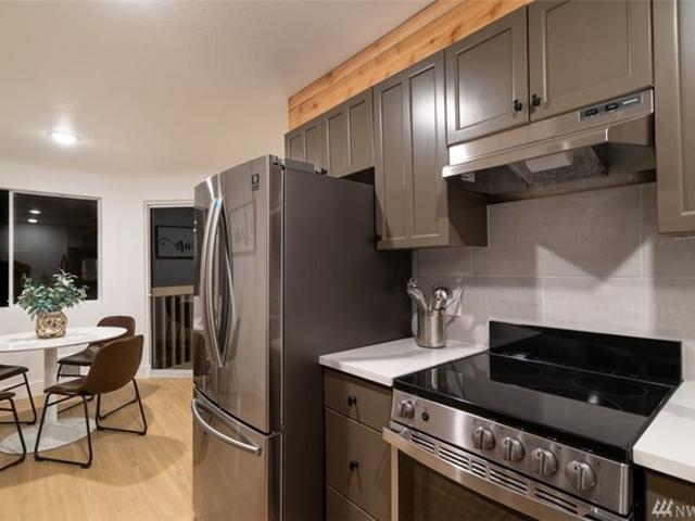 10320 SE 6th St Apt B6, Bellevue, WA 98004