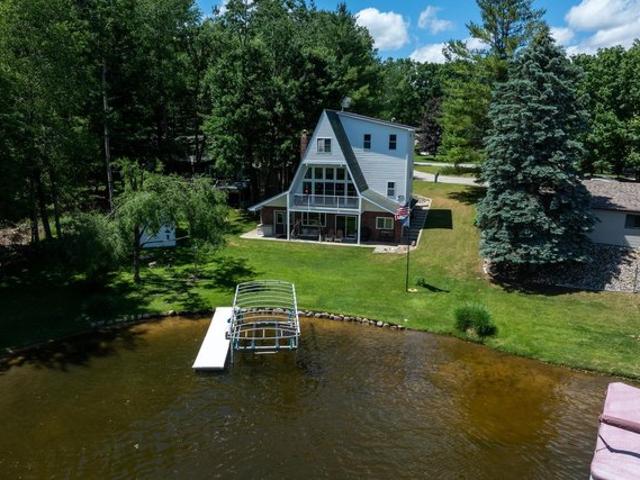 1032 Crown Point Dr, Lake Isabella, MI 48893
