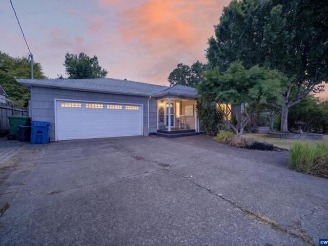 1032 23rd St NE, Salem, OR 97301