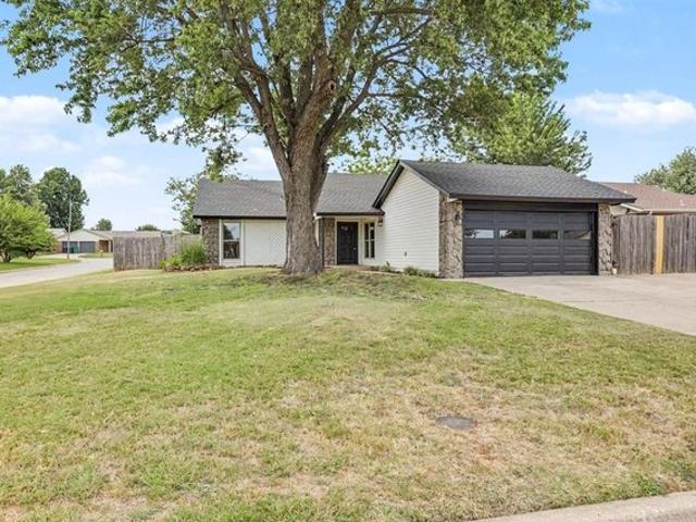 10333 Glascow Dr, Yukon, OK 73099