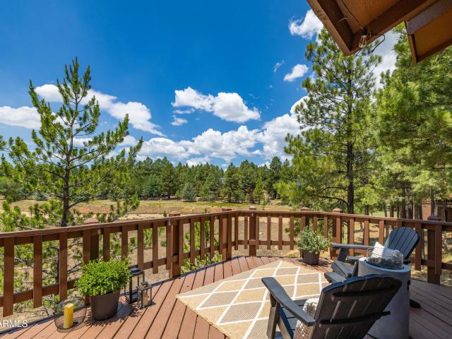 1033 n lakepoint way