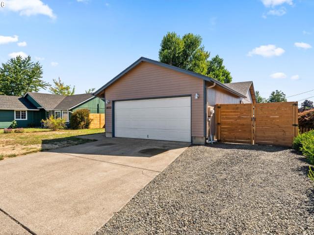 1033 ash grove loop