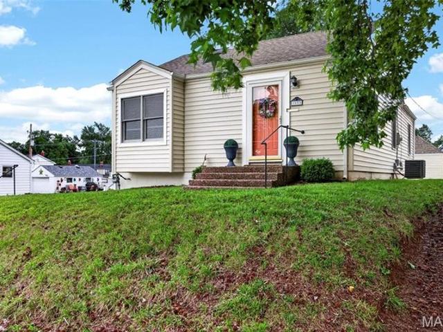 1033 Perry St, Saint Charles, MO 63301
