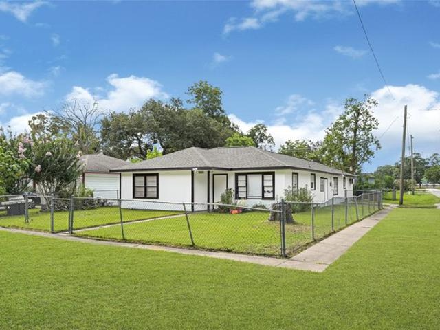 1033 W Snyder St, Alvin, TX 77511