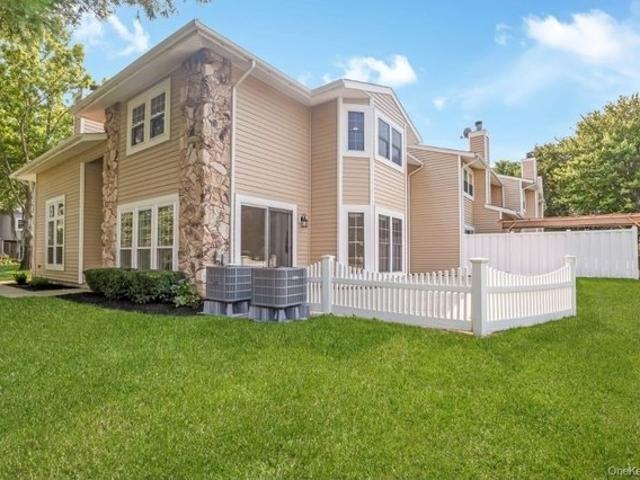 103 Colony Dr, Holbrook, NY 11741