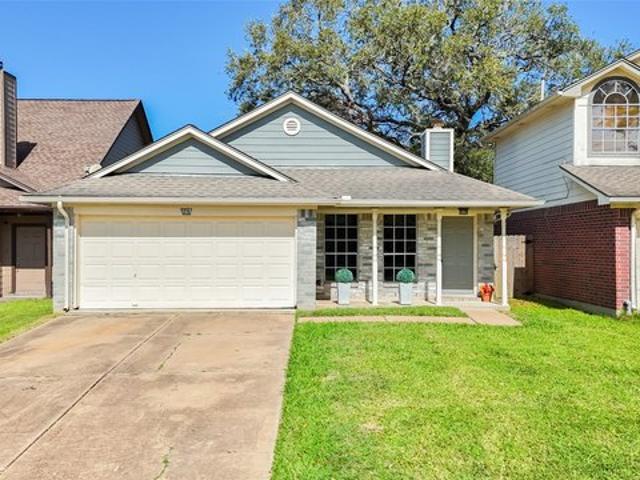 103 Almond Dr, Lake Jackson, TX 77566