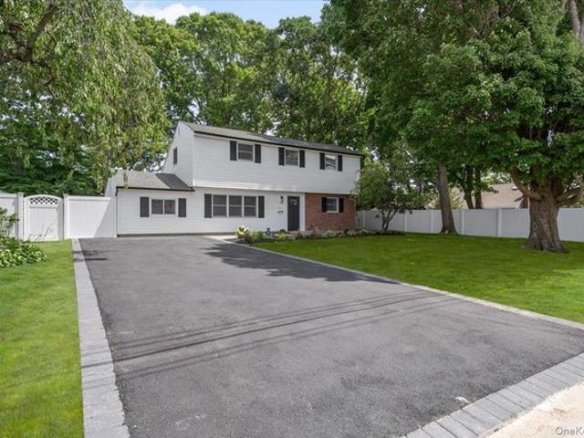 103 Bonnie Rd, Oakdale, NY 11769