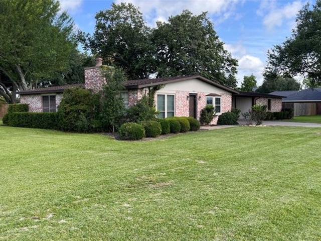 103 Greenbriar Dr, Wharton, TX 77488