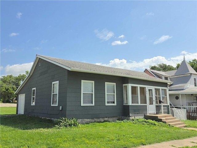103 E 3rd Ave, Garnett, KS 66032