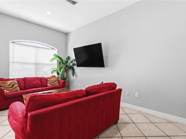 103 E Gardenia Street 8