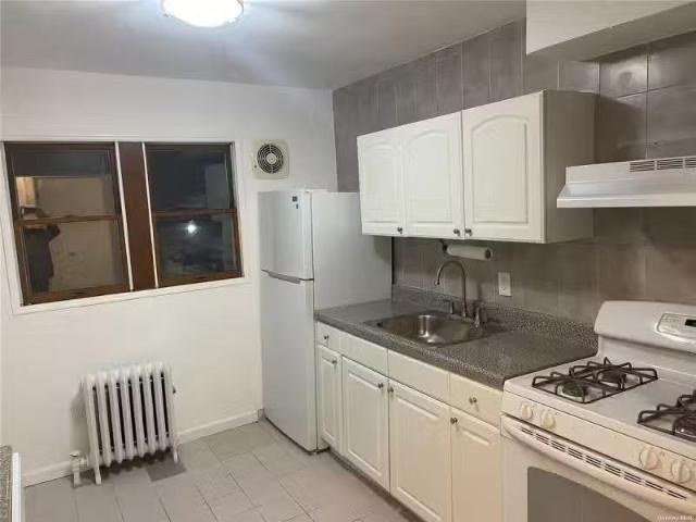 103 E Saint Marks, 2, Valley Stream, NY 11580