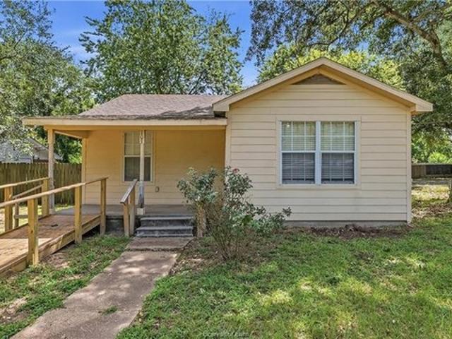 103 N Texas St, Madisonville, TX 77864