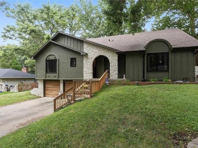 103 Ralph Dr, Lansing, KS 66043