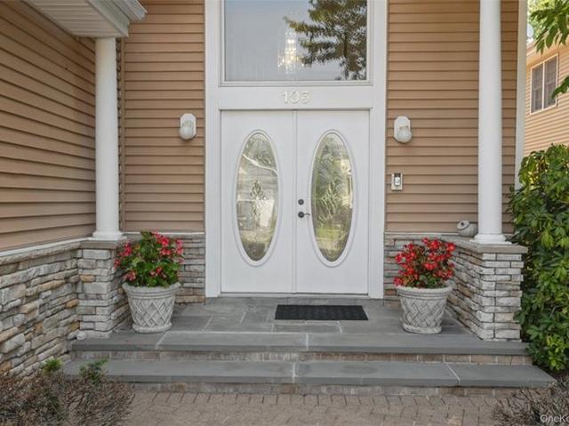 103 Redan Dr, Smithtown, NY 11787
