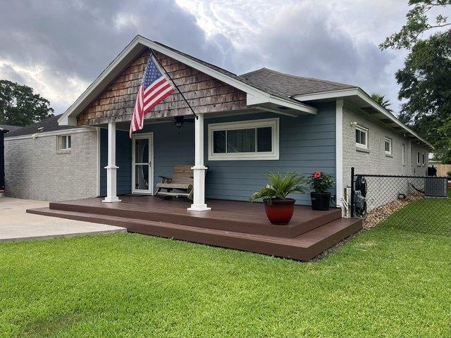 103 W Barrow St, Dayton, TX 77535