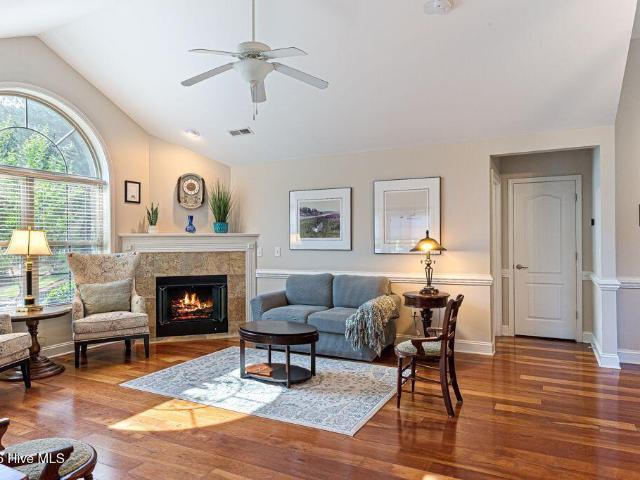 103 W Chelsea Court