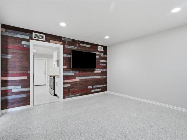 103 W Cleburne Road # 2