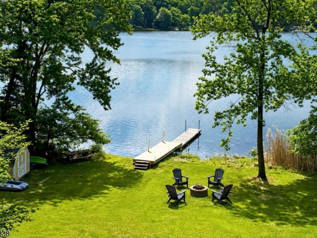 103 W Lake Shore Dr
