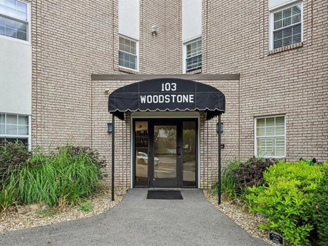 103 Woodstone Ln Apt 33, New Kensington, PA 15068