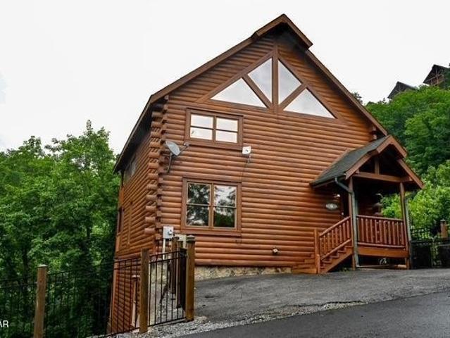 1044 Black Bear Cub Way, Sevierville, TN 37862