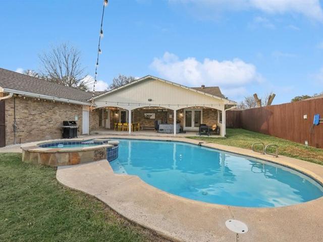 1044 Briarwood Ln, Desoto, TX 75115