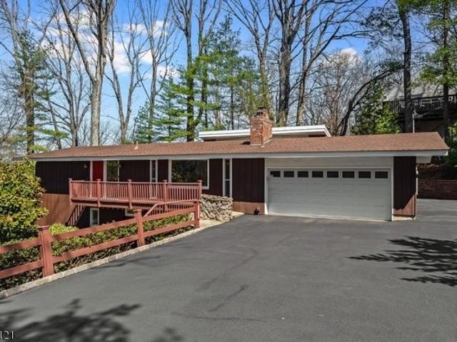 1044 Summit Ln, Mountainside, NJ 07092