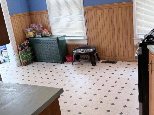 1044 W 8TH Street
