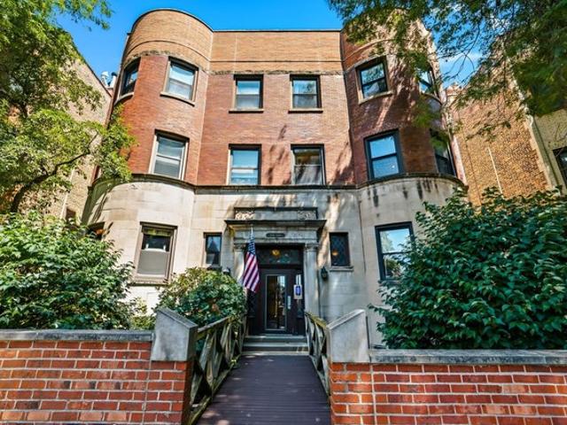 1044 W Byron St Apt 2E, Chicago, IL 60613