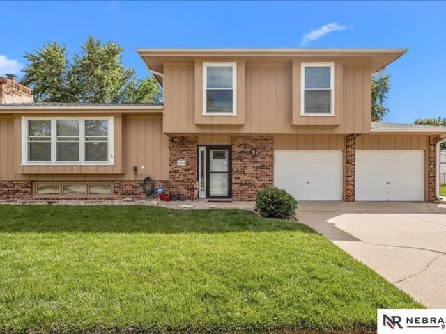 10459 W St, Omaha, NE 68127